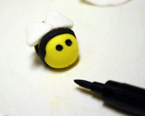 How to make bumble bee cupcake toppers • Cake Journal