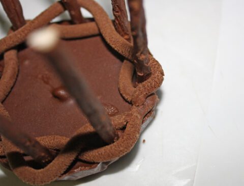 How to make a modeling chocolate basket • Cake Journal