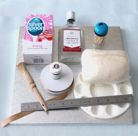 How to Make a Wood Effect Fondant Cake Board (Easy Image Tutorial)