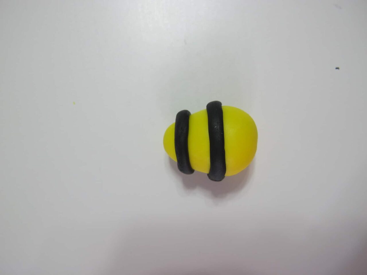 How to make a gum paste bumble bee cake topper • Cake Journal