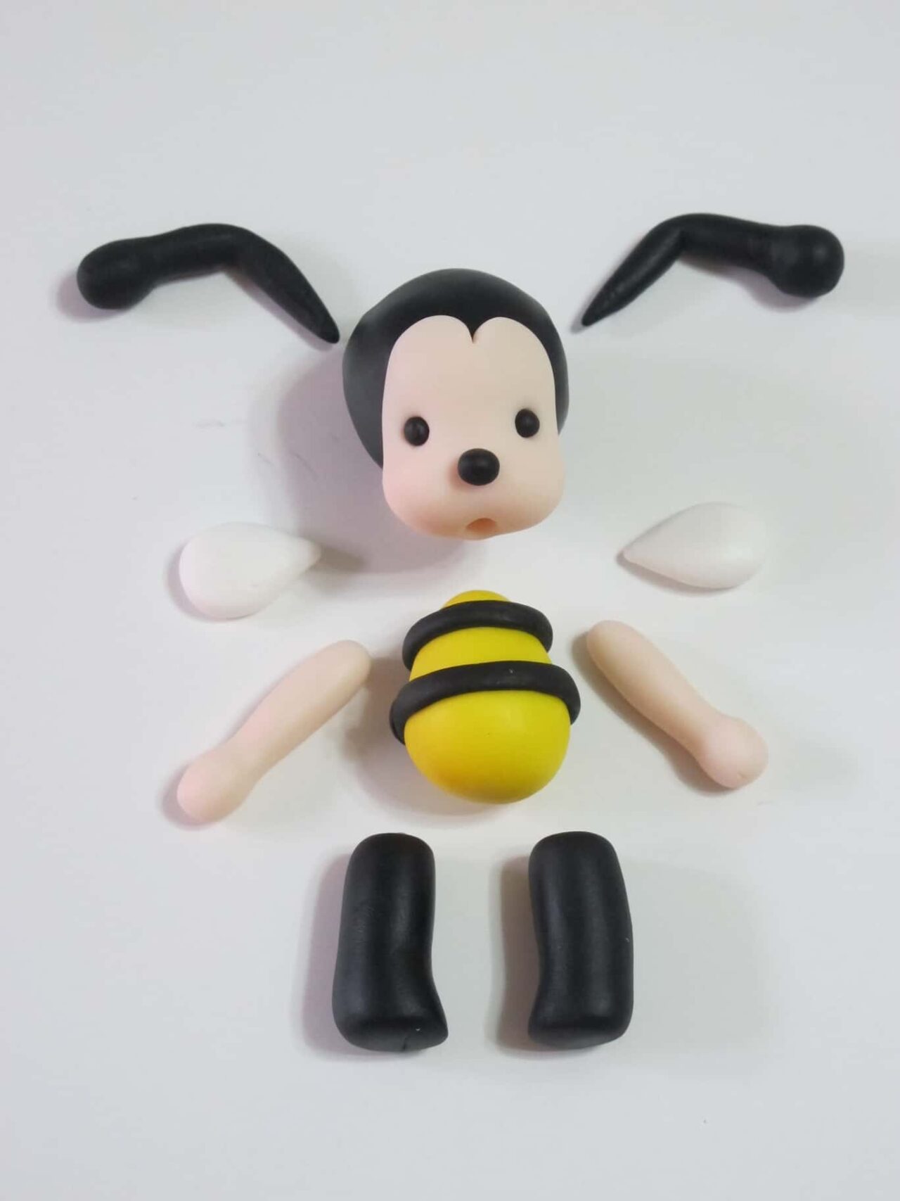 How to make a gum paste bumble bee cake topper • Cake Journal