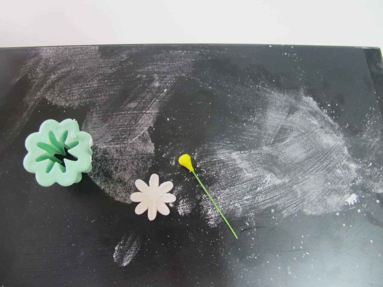 How to make a gum paste bumble bee cake topper • Cake Journal