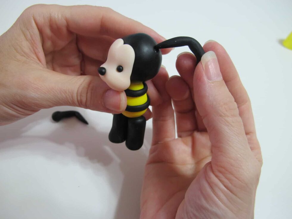 How to make a gum paste bumble bee cake topper • Cake Journal