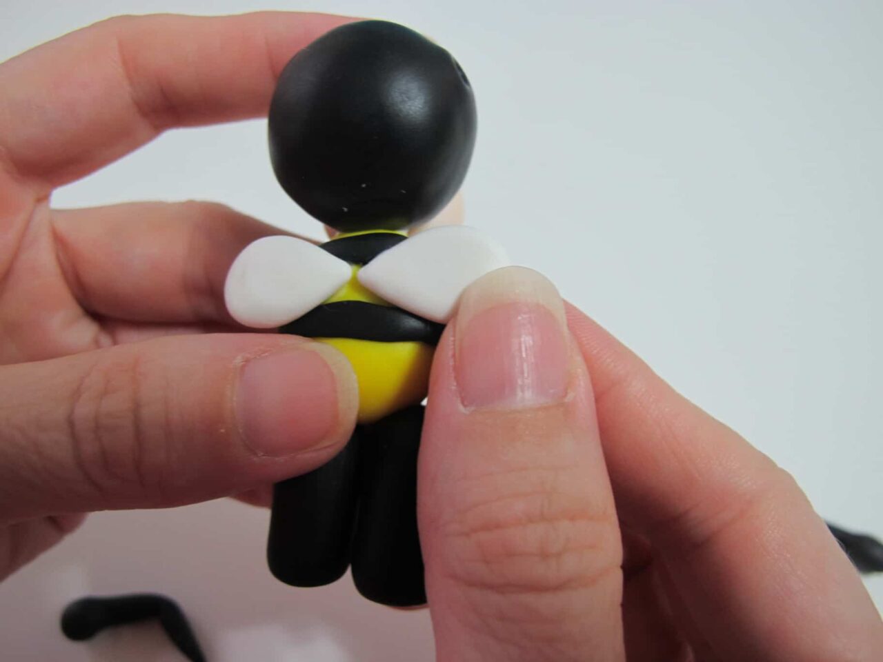 How to make a gum paste bumble bee cake topper • Cake Journal