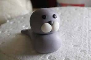 How to make a fondant seal cake topper - Cake Journal