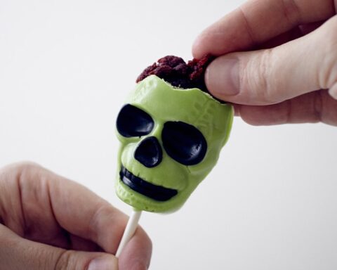 How to make creepy zombie pops with cake brains • Cake Journal