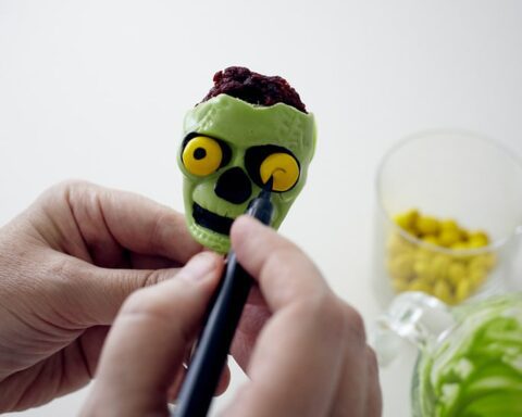 How to make creepy zombie pops with cake brains • Cake Journal
