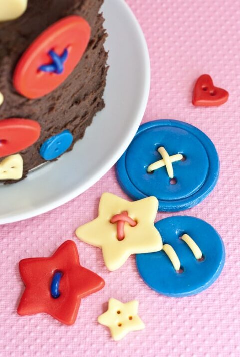 How to Make a Cute Buttons Cake • Cake Journal