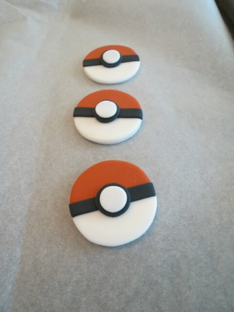 How to Make Poké Ball Cupcake Toppers • Cake Journal